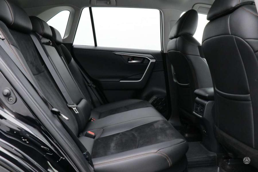 Black Toyota RAV4 2019 in Vilnius, with an engine capacity of 2.49 L and mileage of 94 thousand km for 30990 €, photo 11 on AUTOMOTO.COM.LV