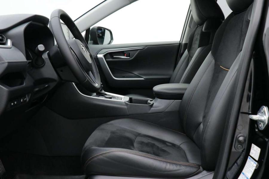 Black Toyota RAV4 2019 in Vilnius, with an engine capacity of 2.49 L and mileage of 94 thousand km for 30990 €, photo 13 on AUTOMOTO.COM.LV