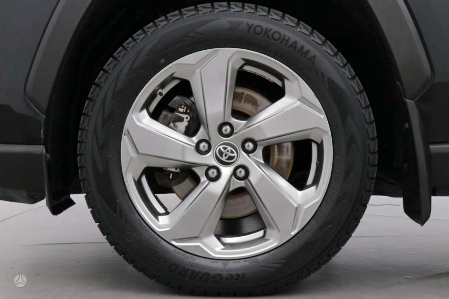 Black Toyota RAV4 2019 in Vilnius, with an engine capacity of 2.49 L and mileage of 94 thousand km for 30990 €, photo 17 on AUTOMOTO.COM.LV