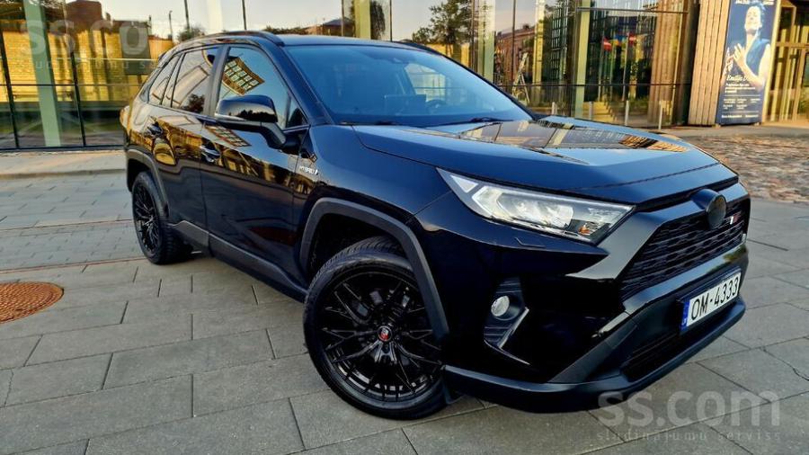Black Toyota RAV4 2019 in Riga, with an engine capacity of 2.50 L and mileage of 175 thousand km for 24900 €, photo 3 on AUTOMOTO.COM.LV