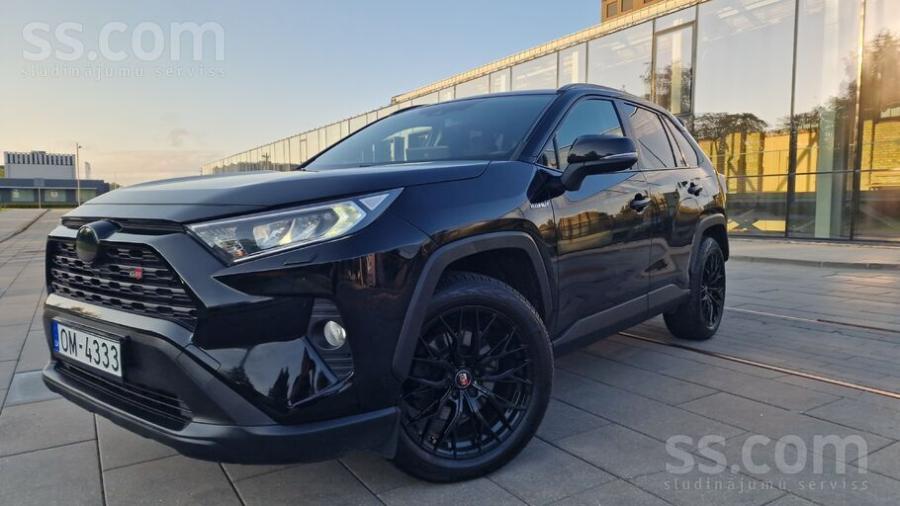 Black Toyota RAV4 2019 in Riga, with an engine capacity of 2.50 L and mileage of 175 thousand km for 24900 €, photo 4 on AUTOMOTO.COM.LV
