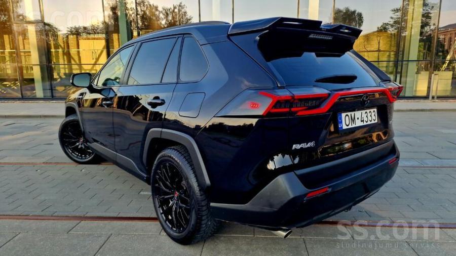 Black Toyota RAV4 2019 in Riga, with an engine capacity of 2.50 L and mileage of 175 thousand km for 24900 €, photo 5 on AUTOMOTO.COM.LV