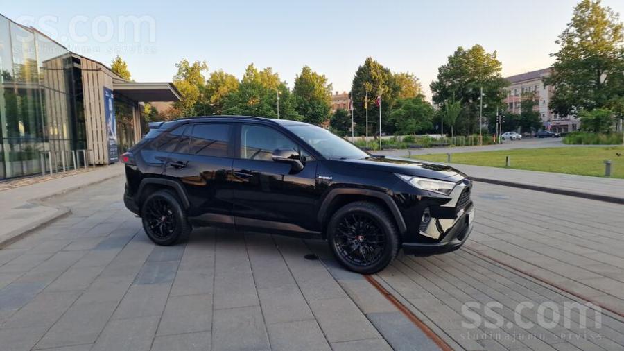 Black Toyota RAV4 2019 in Riga, with an engine capacity of 2.50 L and mileage of 175 thousand km for 24900 €, photo 8 on AUTOMOTO.COM.LV