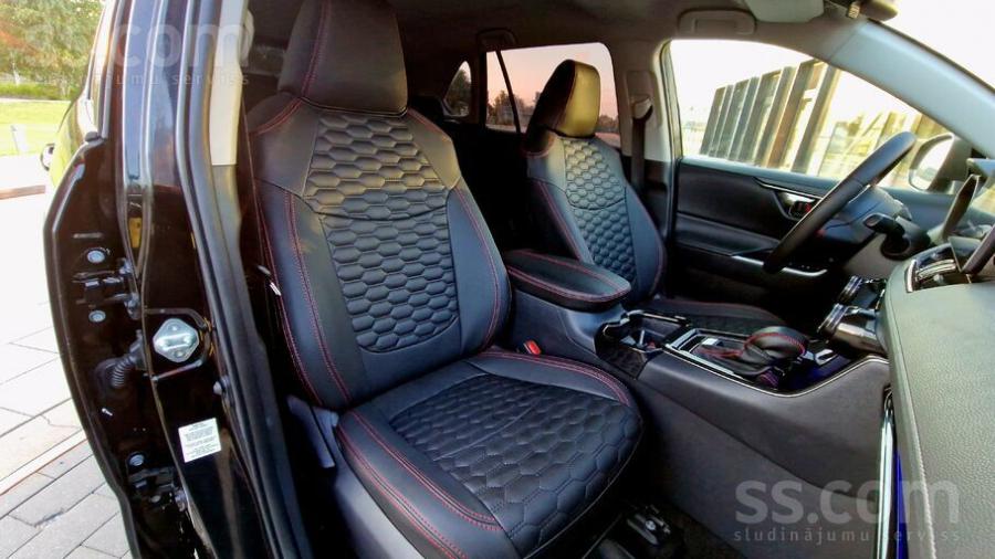 Black Toyota RAV4 2019 in Riga, with an engine capacity of 2.50 L and mileage of 175 thousand km for 24900 €, photo 10 on AUTOMOTO.COM.LV