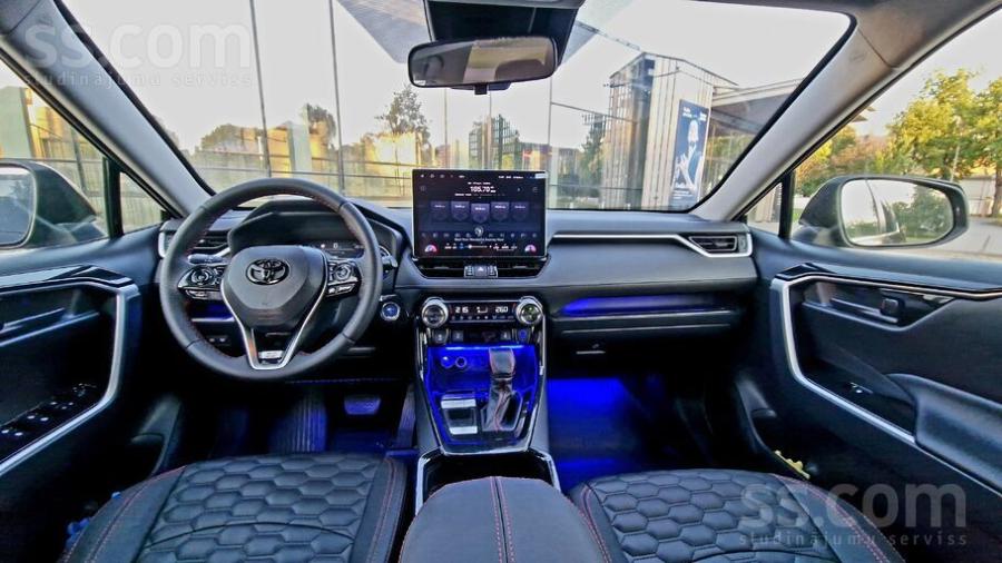 Black Toyota RAV4 2019 in Riga, with an engine capacity of 2.50 L and mileage of 175 thousand km for 24900 €, photo 12 on AUTOMOTO.COM.LV
