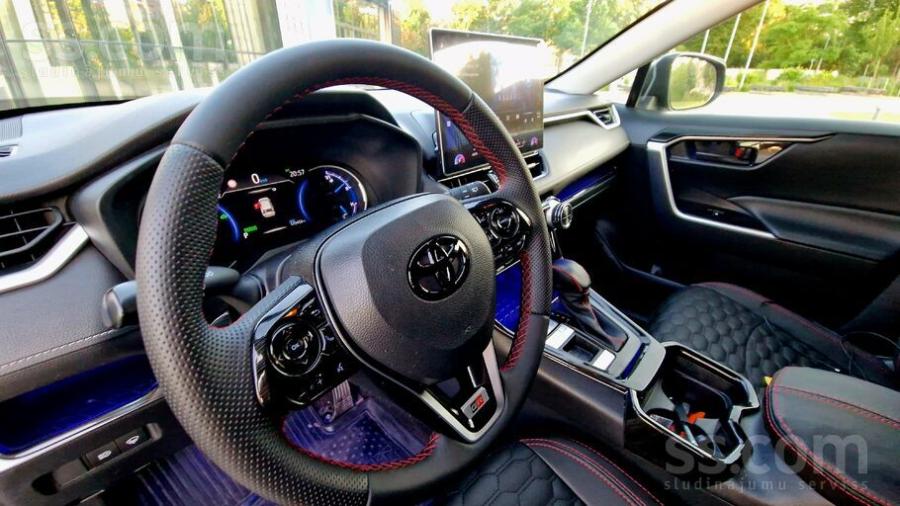 Black Toyota RAV4 2019 in Riga, with an engine capacity of 2.50 L and mileage of 175 thousand km for 24900 €, photo 14 on AUTOMOTO.COM.LV
