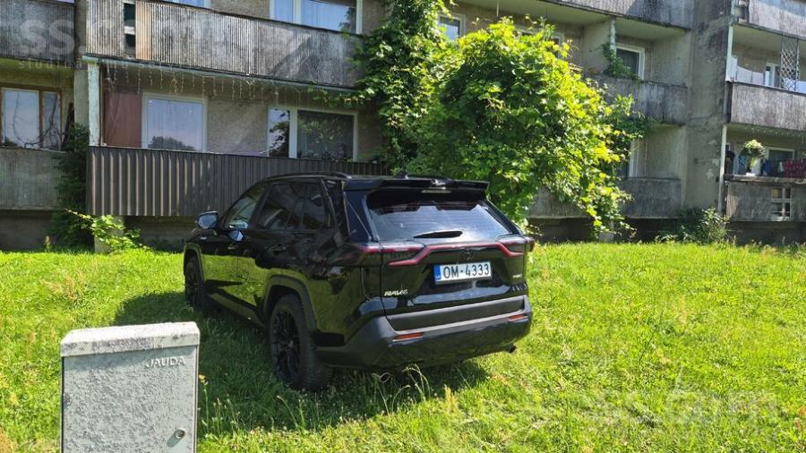 Black Toyota RAV4 2019 in Aizkraukle, with an engine capacity of 2.50 L and mileage of 175 thousand km for 24900 €, photo 3 on AUTOMOTO.COM.LV