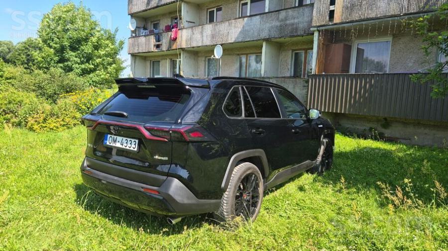 Black Toyota RAV4 2019 in Aizkraukle, with an engine capacity of 2.50 L and mileage of 175 thousand km for 24900 €, photo 4 on AUTOMOTO.COM.LV