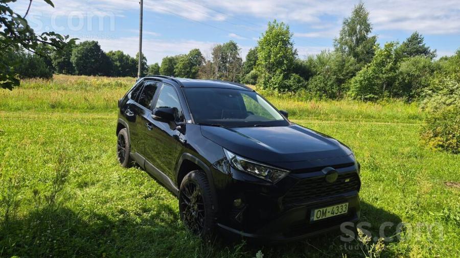 Black Toyota RAV4 2019 in Aizkraukle, with an engine capacity of 2.50 L and mileage of 175 thousand km for 24900 €, photo 5 on AUTOMOTO.COM.LV
