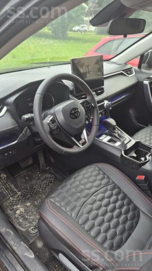 Black Toyota RAV4 2019 in Aizkraukle, with an engine capacity of 2.50 L and mileage of 175 thousand km for 24900 €, photo 11 on AUTOMOTO.COM.LV