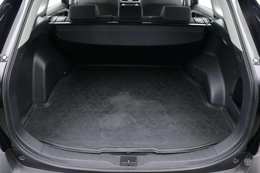 Black Toyota RAV4 2019 in Vilnius, with an engine capacity of 1.99 L and mileage of 105 thousand km for 23900 €, photo 12 on AUTOMOTO.COM.LV