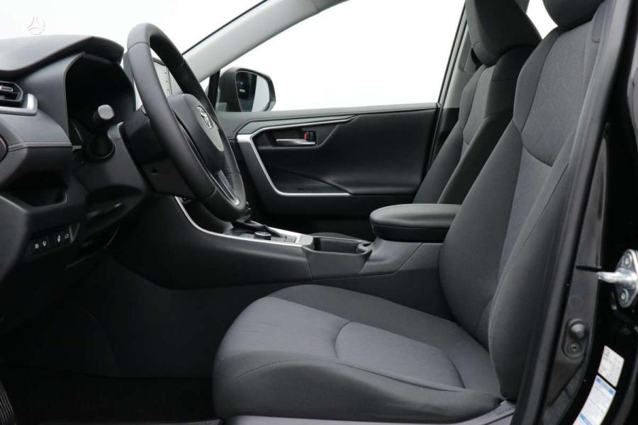 Black Toyota RAV4 2019 in Vilnius, with an engine capacity of 1.99 L and mileage of 105 thousand km for 23900 €, photo 13 on AUTOMOTO.COM.LV
