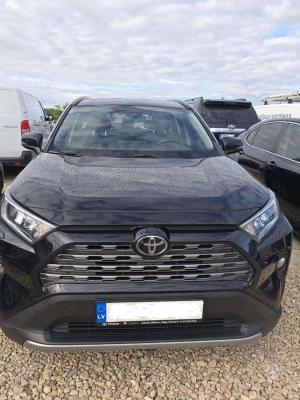 Black Toyota RAV4 2019 in Riga, with an engine capacity of 1.99 L and mileage of 286 thousand km for 15990 €, photo 5 on AUTOMOTO.COM.LV