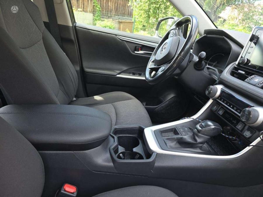 Black Toyota RAV4 2019 in Riga, with an engine capacity of 1.99 L and mileage of 286 thousand km for 15990 €, photo 7 on AUTOMOTO.COM.LV
