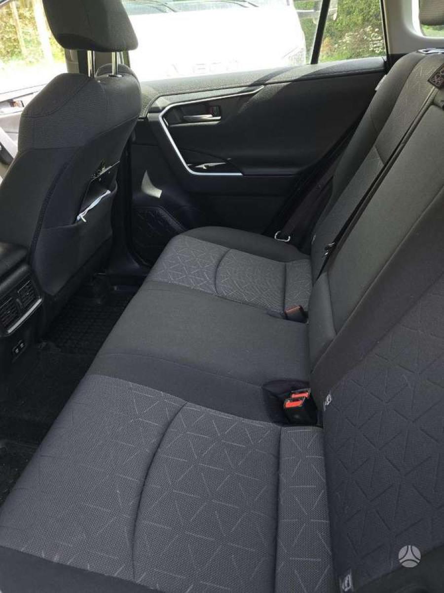 Black Toyota RAV4 2019 in Riga, with an engine capacity of 1.99 L and mileage of 286 thousand km for 15990 €, photo 9 on AUTOMOTO.COM.LV