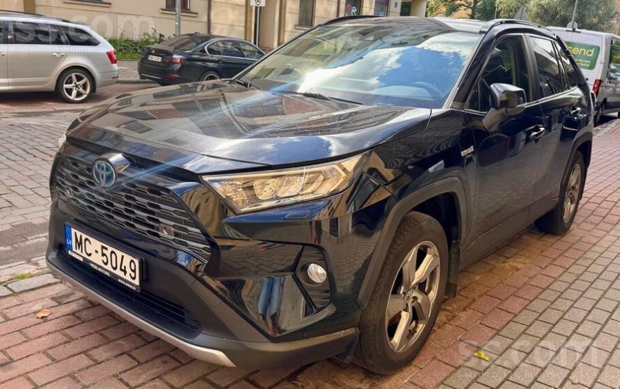 Black Toyota RAV4 2019 in Riga, with an engine capacity of 2.50 L and mileage of 118 thousand km for 22000 €, photo 1 on AUTOMOTO.COM.LV