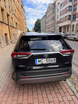 Black Toyota RAV4 2019 in Riga, with an engine capacity of 2.50 L and mileage of 118 thousand km for 22000 €, photo 3 on AUTOMOTO.COM.LV