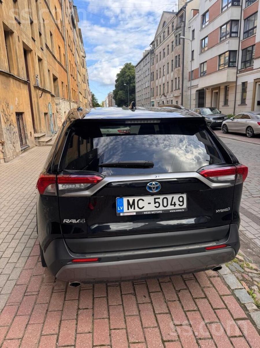 Black Toyota RAV4 2019 in Riga, with an engine capacity of 2.50 L and mileage of 118 thousand km for 22000 €, photo 3 on AUTOMOTO.COM.LV