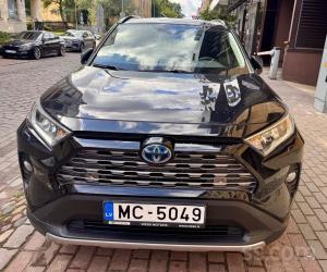 Black Toyota RAV4 2019 in Riga, with an engine capacity of 2.50 L and mileage of 118 thousand km for 22000 €, photo 5 on AUTOMOTO.COM.LV