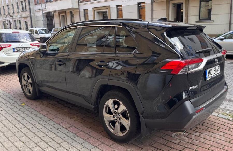 Black Toyota RAV4 2019 in Riga, with an engine capacity of 2.50 L and mileage of 118 thousand km for 22000 €, photo 6 on AUTOMOTO.COM.LV