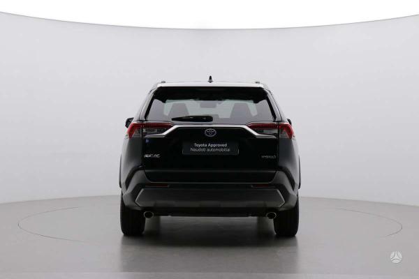 Black Toyota RAV4 2019 in Vilnius, with an engine capacity of 2.49 L and mileage of 124 thousand km for 29990 €, photo 5 on AUTOMOTO.COM.LV