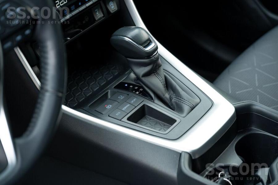Melns Toyota RAV4 2019 Rīga, ar dzinēja tilpumu 2.00 L un nobraukumu 64 tūkst. km par 23490 €, foto 13 vietnē AUTOMOTO.COM.LV