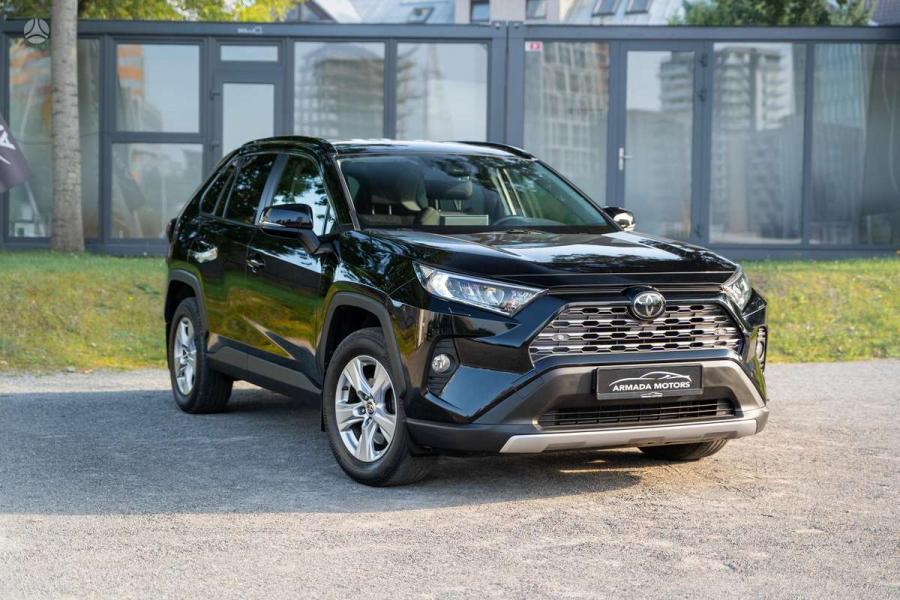 Melns Toyota RAV4 2019 Viļņa, ar dzinēja tilpumu 1.99 L un nobraukumu 150 tūkst. km par 19500 €, foto 1 vietnē AUTOMOTO.COM.LV
