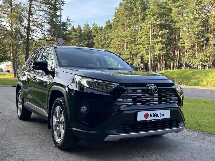 Black Toyota RAV4 2019 in Utena, with an engine capacity of 1.99 L and mileage of 178 thousand km for 18750 €, photo 3 on AUTOMOTO.COM.LV