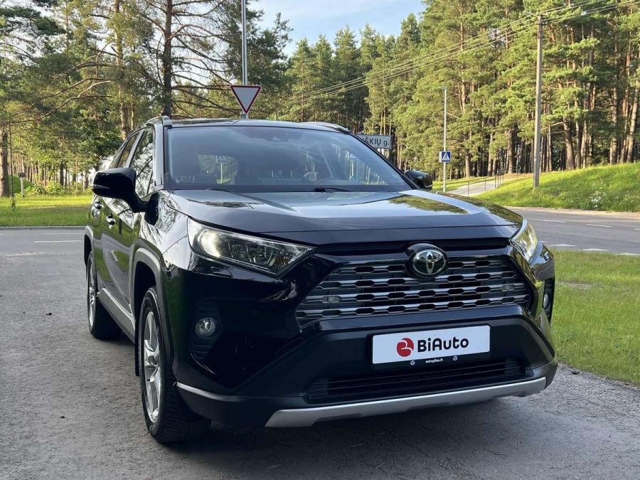 Black Toyota RAV4 2019 in Utena, with an engine capacity of 1.99 L and mileage of 178 thousand km for 18750 €, photo 5 on AUTOMOTO.COM.LV