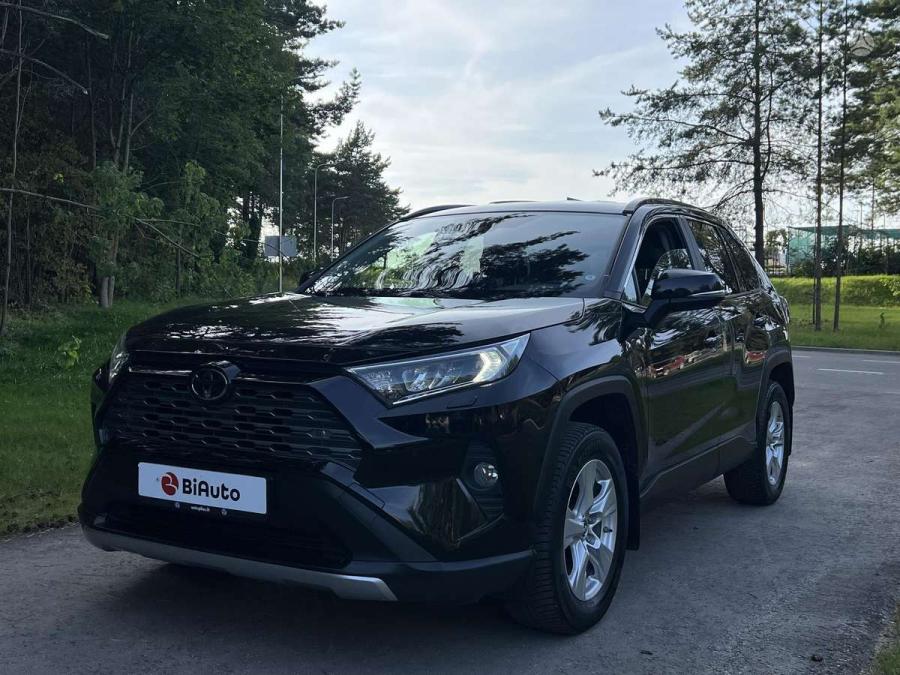 Black Toyota RAV4 2019 in Utena, with an engine capacity of 1.99 L and mileage of 178 thousand km for 18750 €, photo 6 on AUTOMOTO.COM.LV