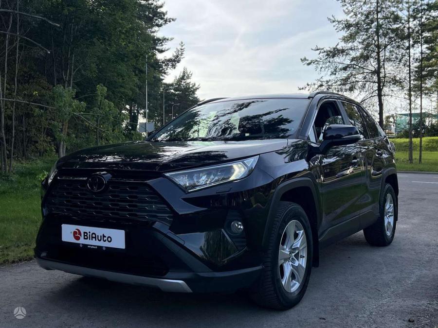 Black Toyota RAV4 2019 in Utena, with an engine capacity of 1.99 L and mileage of 178 thousand km for 18750 €, photo 8 on AUTOMOTO.COM.LV