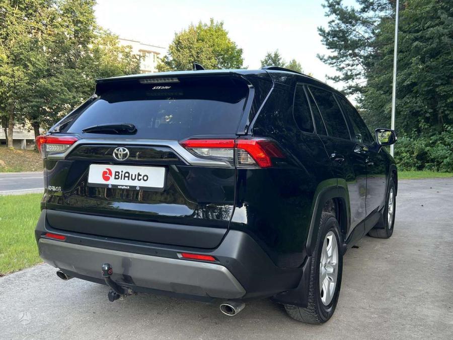 Black Toyota RAV4 2019 in Utena, with an engine capacity of 1.99 L and mileage of 178 thousand km for 18750 €, photo 18 on AUTOMOTO.COM.LV