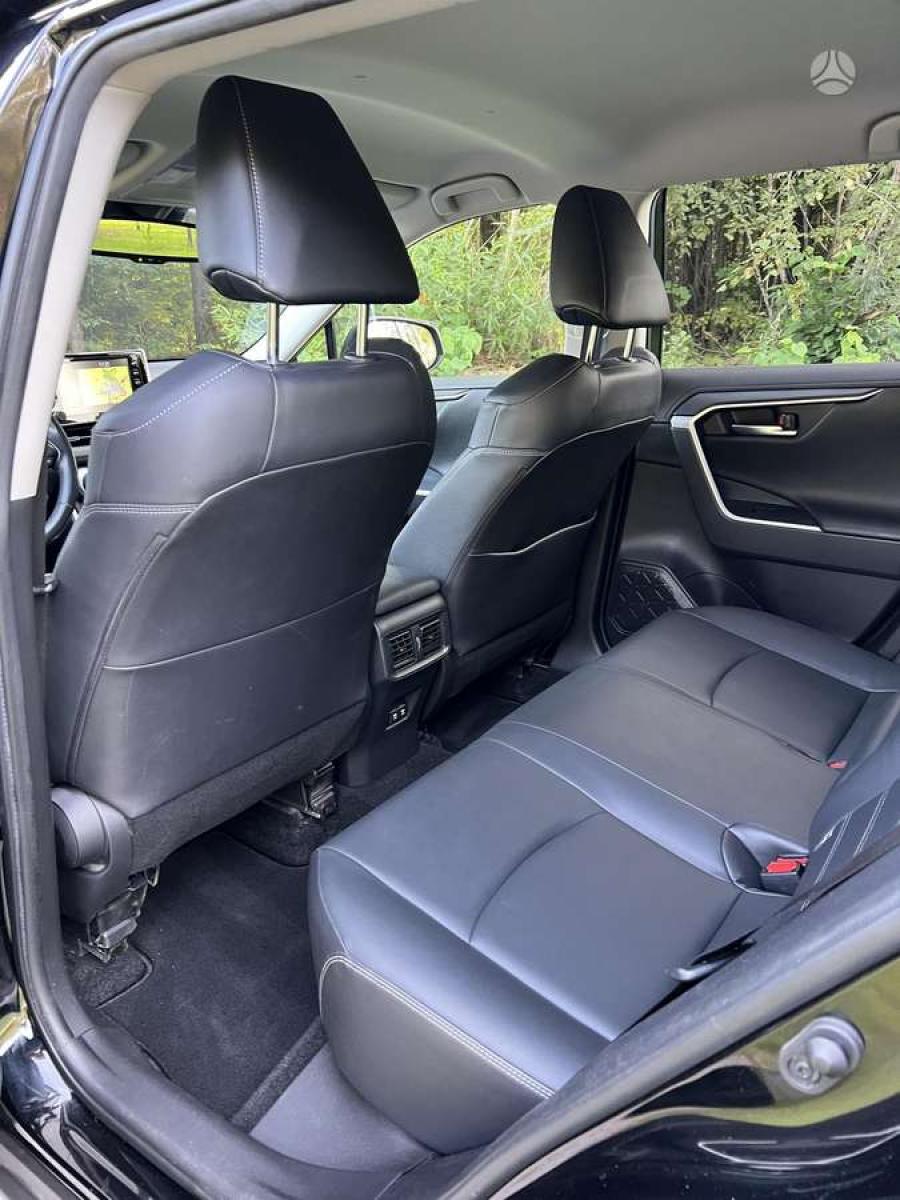 Black Toyota RAV4 2019 in Utena, with an engine capacity of 1.99 L and mileage of 178 thousand km for 18750 €, photo 23 on AUTOMOTO.COM.LV