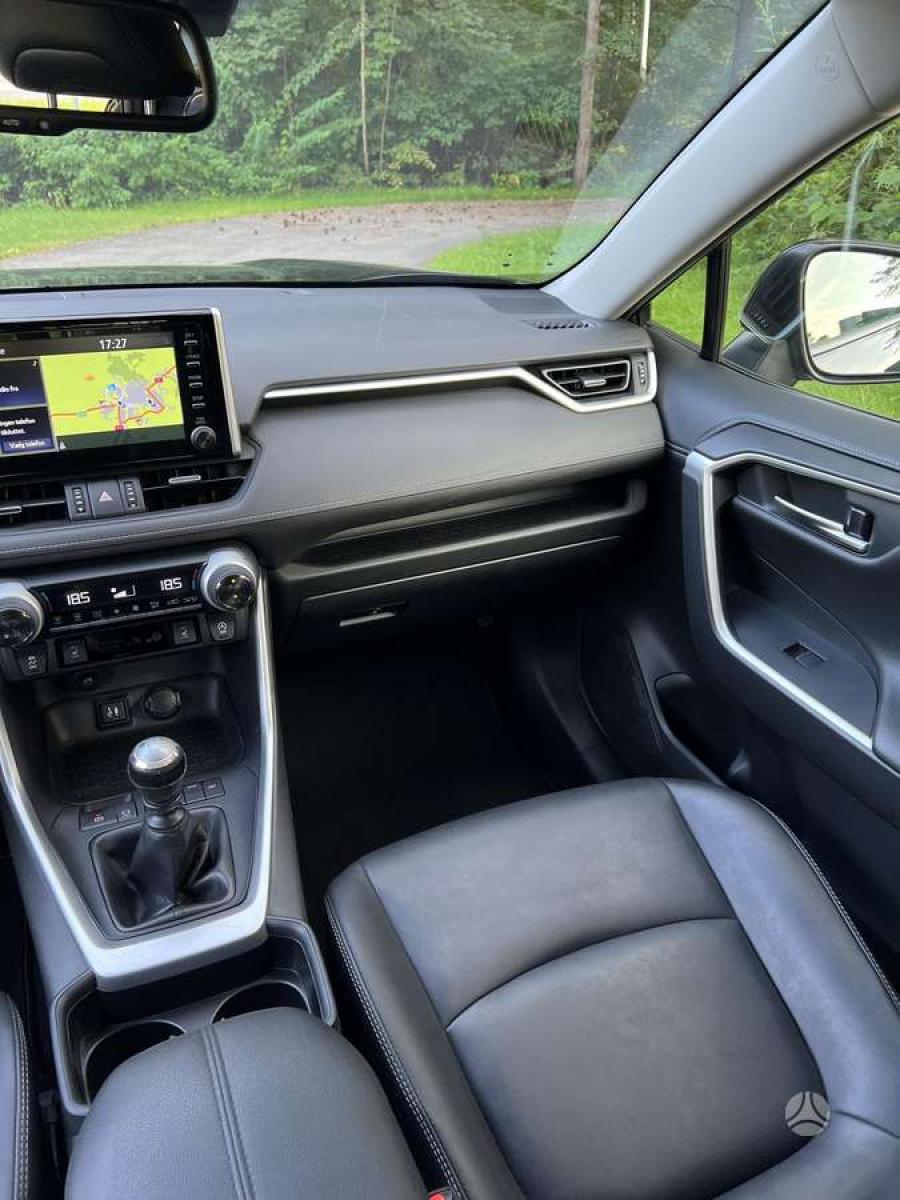 Black Toyota RAV4 2019 in Utena, with an engine capacity of 1.99 L and mileage of 178 thousand km for 18750 €, photo 31 on AUTOMOTO.COM.LV