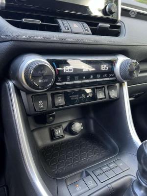 Black Toyota RAV4 2019 in Utena, with an engine capacity of 1.99 L and mileage of 178 thousand km for 18750 €, photo 37 on AUTOMOTO.COM.LV