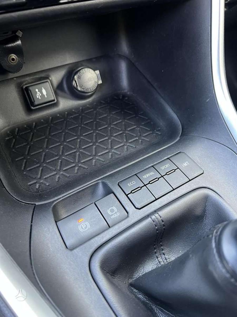 Black Toyota RAV4 2019 in Utena, with an engine capacity of 1.99 L and mileage of 178 thousand km for 18750 €, photo 38 on AUTOMOTO.COM.LV