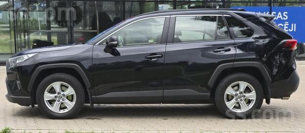 Black Toyota RAV4 2019 in Riga, with an engine capacity of 2.00 L and mileage of 289 thousand km for 14990 €, photo 2 on AUTOMOTO.COM.LV