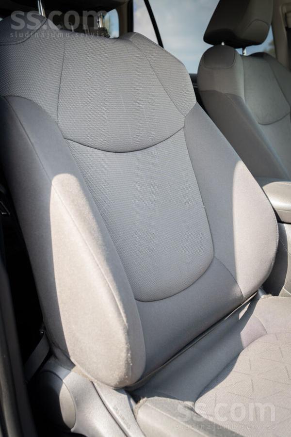 Toyota RAV4 2019 in Riga on AUTOMOTO.COM.LV Black Toyota RAV4 2019 in Riga, with an engine capacity of 2.00 L and mileage of 103 thousand km for 24000 €, photo 9 on AUTOMOTO.COM.LV