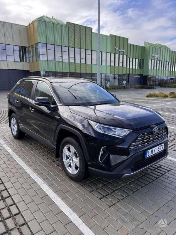 Melns Toyota RAV4 2019 Viļņa, ar dzinēja tilpumu 2.49 L un nobraukumu 49 tūkst. km par 25600 €, foto 1 vietnē AUTOMOTO.COM.LV