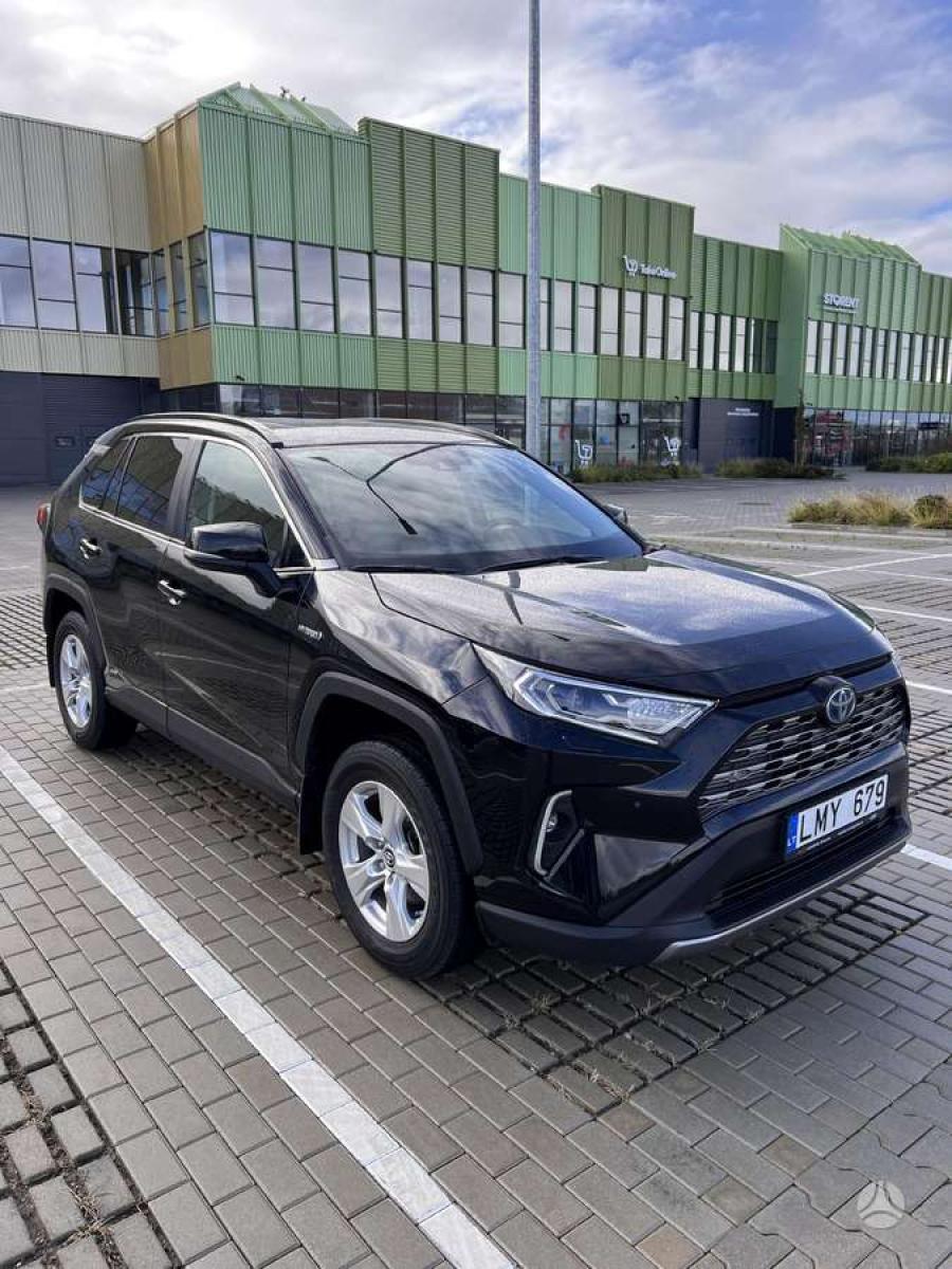 Black Toyota RAV4 2019 in Vilnius, with an engine capacity of 2.49 L and mileage of 49 thousand km for 25600 €, photo 1 on AUTOMOTO.COM.LV