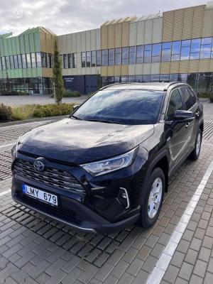 Black Toyota RAV4 2019 in Vilnius, with an engine capacity of 2.49 L and mileage of 49 thousand km for 25600 €, photo 3 on AUTOMOTO.COM.LV