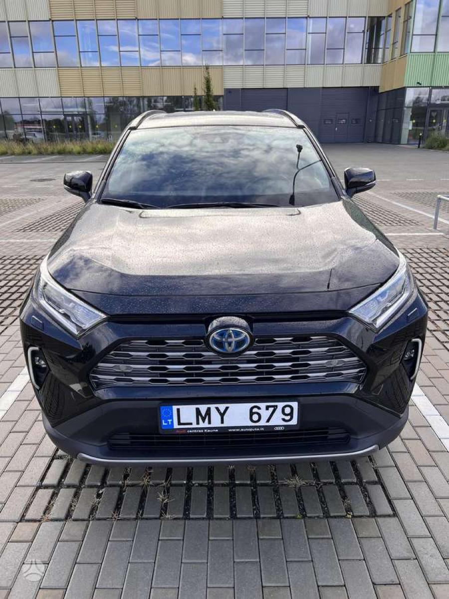 Black Toyota RAV4 2019 in Vilnius, with an engine capacity of 2.49 L and mileage of 49 thousand km for 25600 €, photo 4 on AUTOMOTO.COM.LV