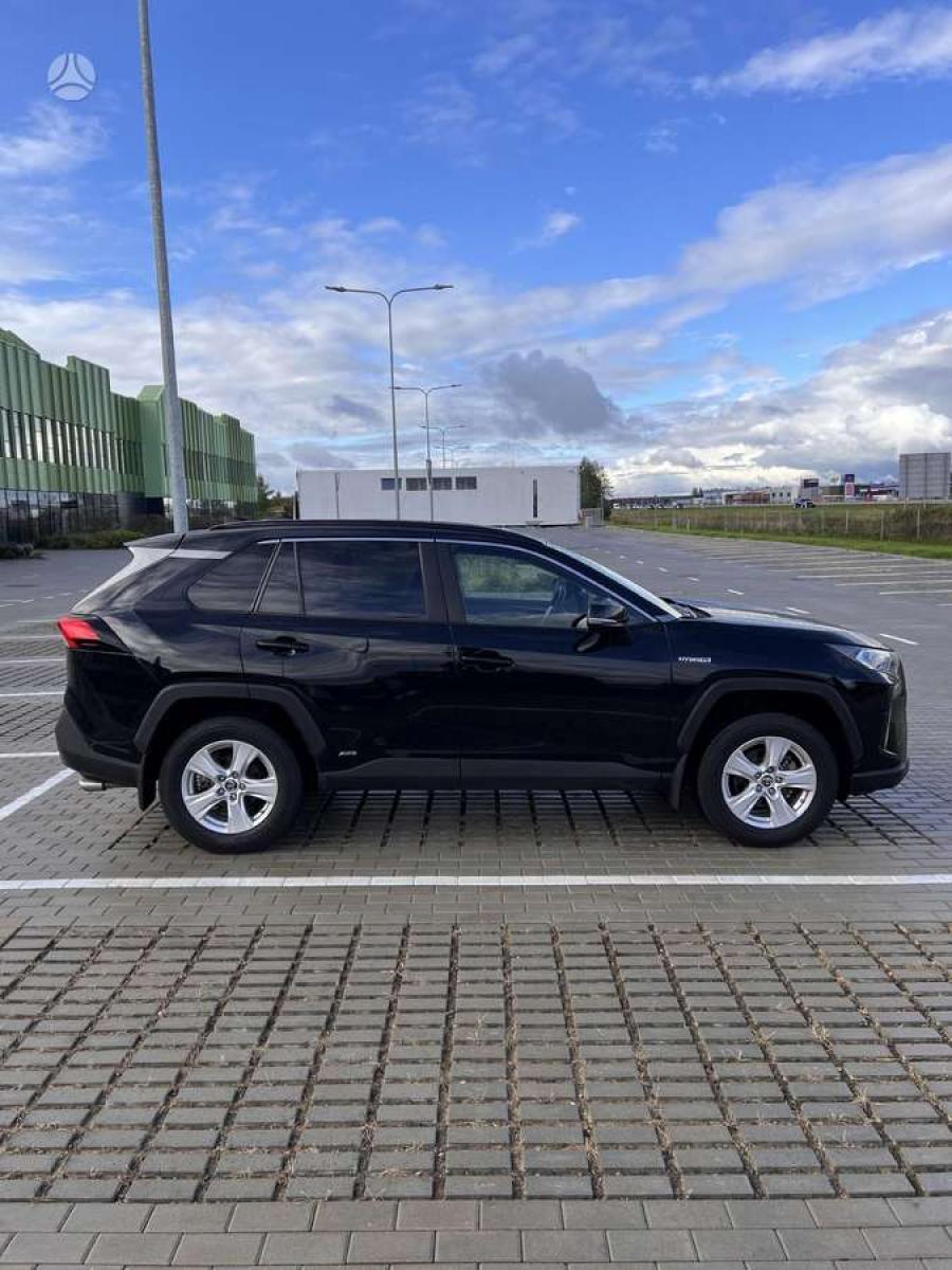 Black Toyota RAV4 2019 in Vilnius, with an engine capacity of 2.49 L and mileage of 49 thousand km for 25600 €, photo 5 on AUTOMOTO.COM.LV