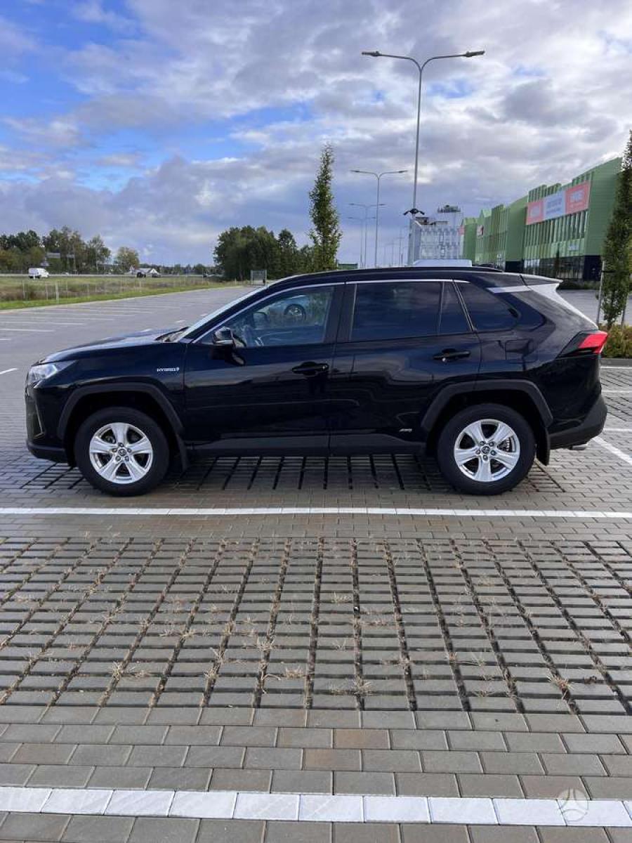 Black Toyota RAV4 2019 in Vilnius, with an engine capacity of 2.49 L and mileage of 49 thousand km for 25600 €, photo 6 on AUTOMOTO.COM.LV