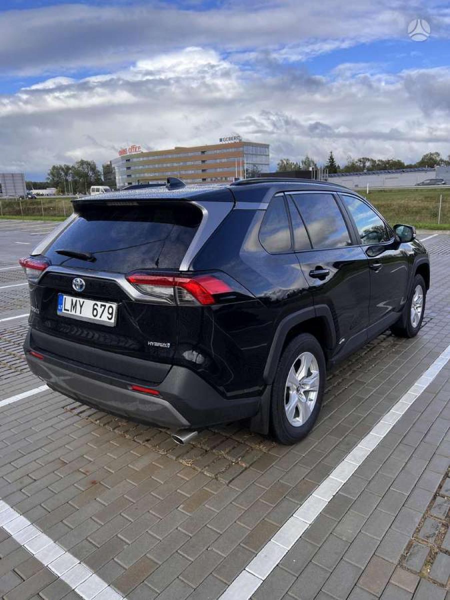 Black Toyota RAV4 2019 in Vilnius, with an engine capacity of 2.49 L and mileage of 49 thousand km for 25600 €, photo 8 on AUTOMOTO.COM.LV