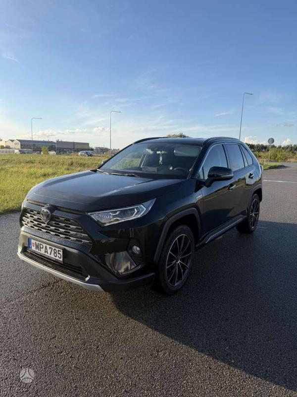 Black Toyota RAV4 2019 in Panevezys, with an engine capacity of 2.49 L and mileage of 165 thousand km for 23500 €, photo 1 on AUTOMOTO.COM.LV