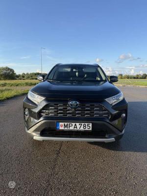 Black Toyota RAV4 2019 in Panevezys, with an engine capacity of 2.49 L and mileage of 165 thousand km for 23500 €, photo 3 on AUTOMOTO.COM.LV
