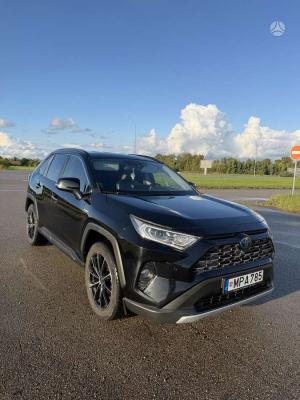 Black Toyota RAV4 2019 in Panevezys, with an engine capacity of 2.49 L and mileage of 165 thousand km for 23500 €, photo 4 on AUTOMOTO.COM.LV