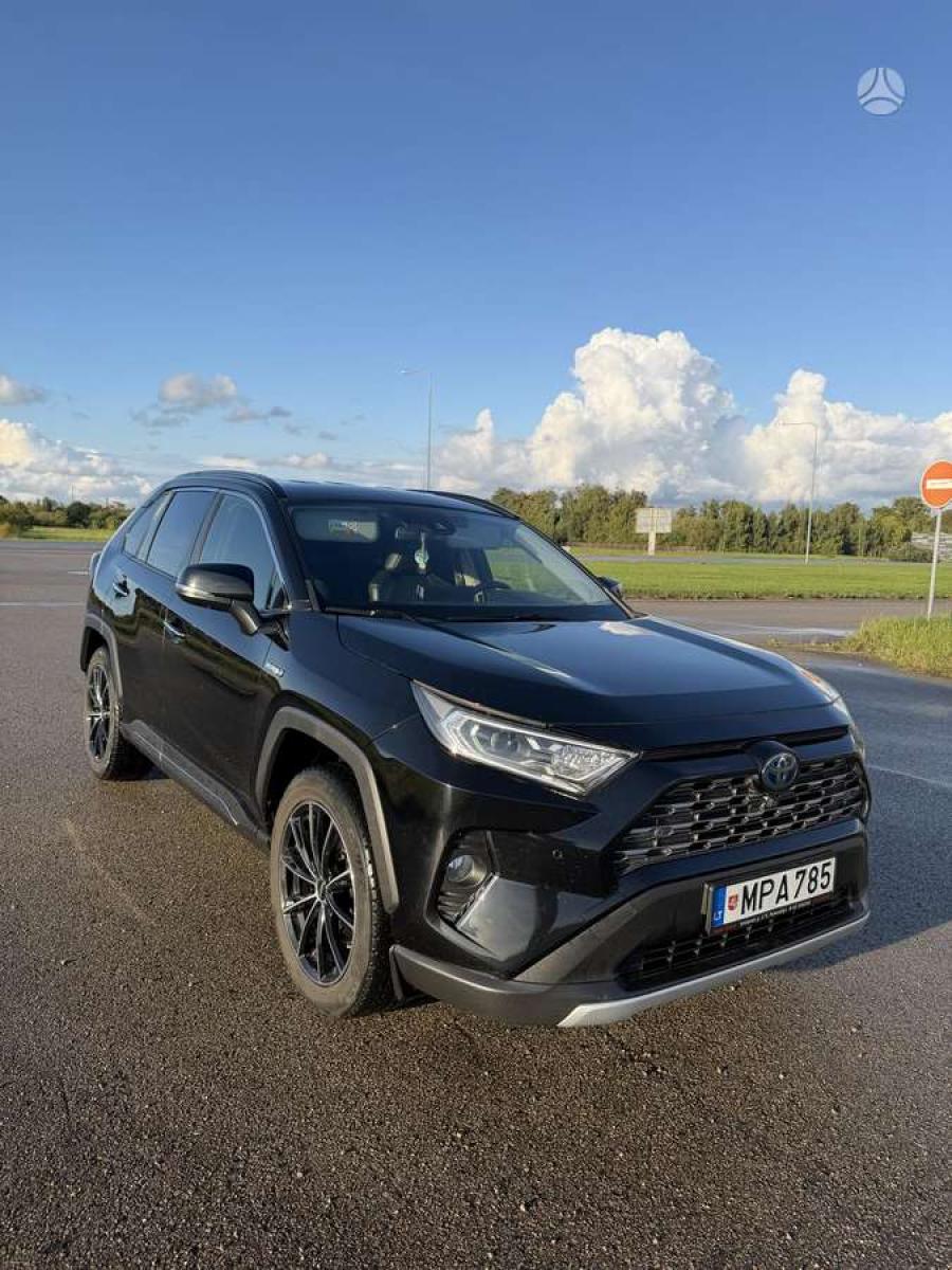 Black Toyota RAV4 2019 in Panevezys, with an engine capacity of 2.49 L and mileage of 165 thousand km for 23500 €, photo 4 on AUTOMOTO.COM.LV