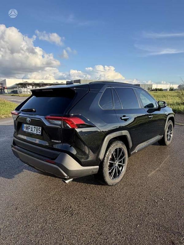 Black Toyota RAV4 2019 in Panevezys, with an engine capacity of 2.49 L and mileage of 165 thousand km for 23500 €, photo 5 on AUTOMOTO.COM.LV